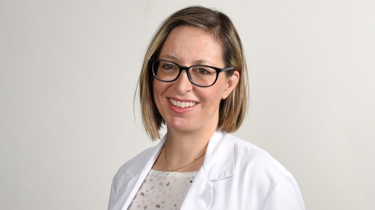 La Dre Christina Stathopoulos à la tête de l’unité d'oncologie oculaire ...